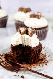 Kit Kat Cupcakes with Kit Kat Buttercream - Crumbs and Corkscrews