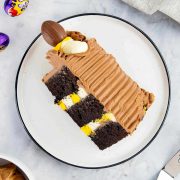 Creme Egg Cake - Crumbs and Corkscrews